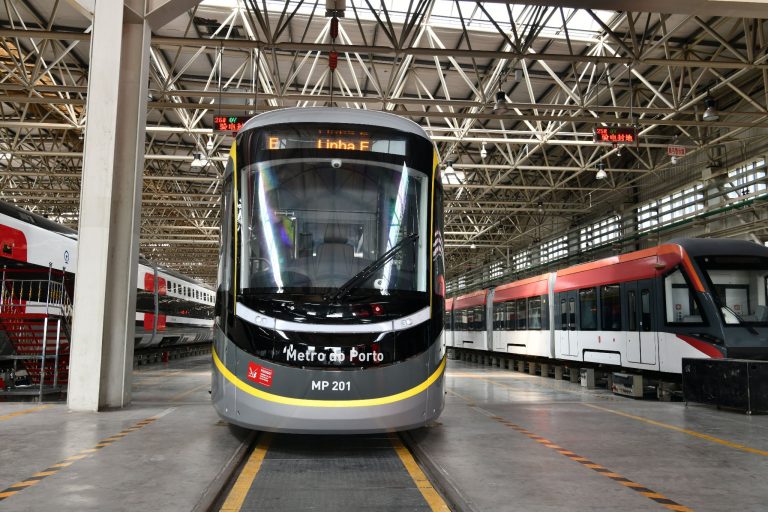 Primeiro de 18 novos veículos da Metro do Porto está pronto a reforçar ...